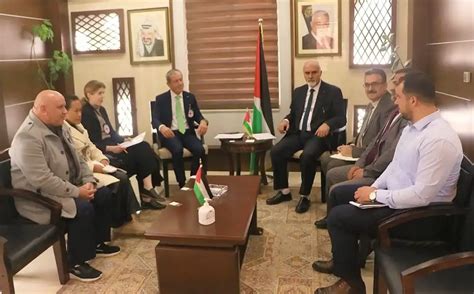 وزير الزراعة الفلسطيني يبحث التعاون مع البعثة الدولية للصليب الأحمر