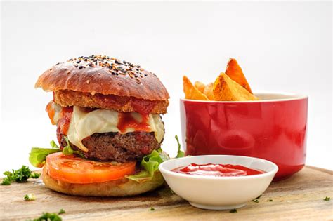 함부르거 Witn 프렌치 프라이 및 머스터드와 케첩 Sause 0명에 대한 스톡 사진 및 기타 이미지 0명 2015년 감자 요리 Istock