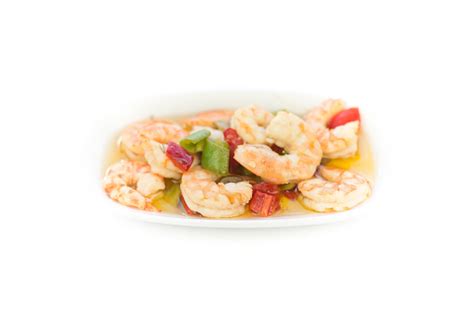 생선 레스토랑에서 테이블에 새우 해산물 생선 전채와 샐러드 그리스 또는 터키 해변 레스토랑입니다 보드룸 산토리니 또는 미코노스의 에게 해 해변 그리스 또는 터키 스타일의