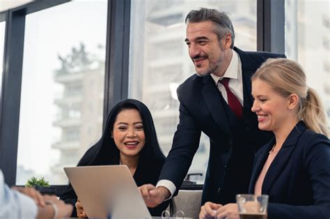 Tim Bisnis Perusahaan Dan Manajer Dalam Rapat Tim Muda Rekan Kerja