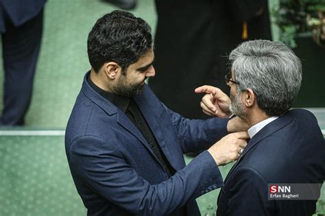 ثابتی دکمه کوچک زاده را بست فریاد منادی سپیدان بلند شد دو نایب رئیس مجلس با هم روبوسی کردند