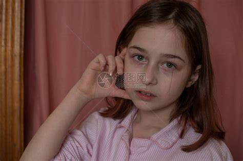 关闭了白种人女孩的肖像9岁的女孩在家小女孩少年在家穿着粉红色高清图片下载 正版图片504207277 摄图网
