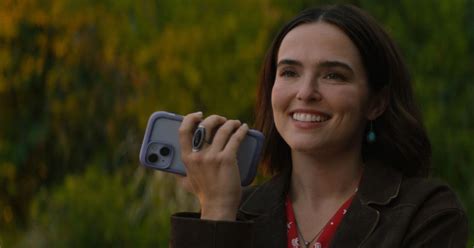 Zoey Deutchs New Netflix Rom Com Gets First Look Ahead Of Release