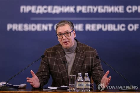 세르비아 대통령 역 붕괴참사 정보 공개시위대에 항복