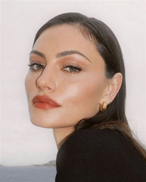 Phoebe Tonkin Scrolller