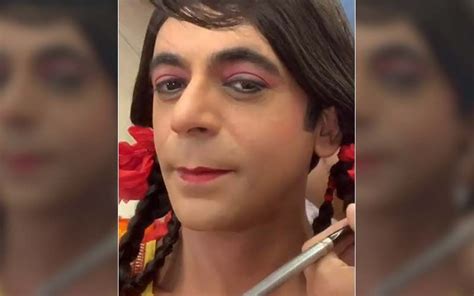 Bigg Boss 13 Sunil Grover Aka Gutthi Does A Last Minute Lipstick Touch