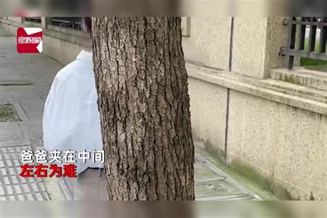 母女俩吵架一人走一个方向，爸爸左右为难在线求助：该追哪个？爸爸母女俩方向