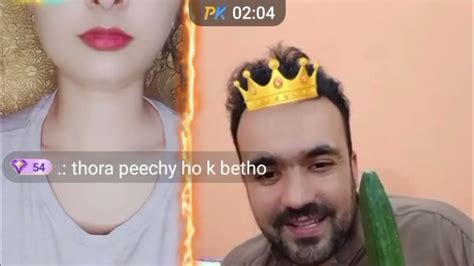 لڑکی اپنا چہرہ چھپا کر ایک لڑکے سے اتنی گندی باتیں کر رہی ہے کہ سننے والوں کو بھی شرم آ جائے