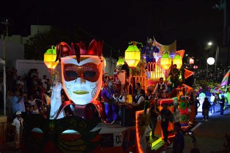 Veracruzanos y turistas comparten alegría del primer Gran Desfile del