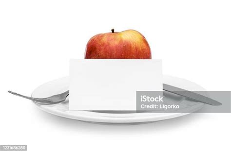 포크 칼과 빈 카드흰색 접시에 빨간 사과 건강한 식습관과 다이어트 개념 텍스트의 공백입니다 개념에 대한 스톡 사진 및 기타