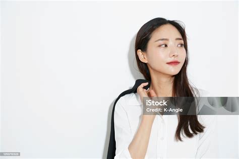 화이트 백그루웅에 젊은 아시아 비즈니스 여성의 초상화 여자 사업가에 대한 스톡 사진 및 기타 이미지 여자 사업가 정장 셔츠 패션모델 Istock