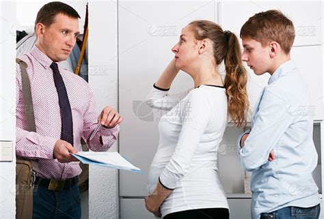 不安的家庭会议社工