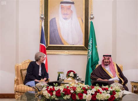 خادم الحرمين يبحث مع رئيسة وزراء بريطانيا سبل تعزيز العلاقات ومجالات