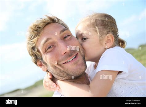 Petite Fille En Donnant Un Baiser à Son Père Photo Stock Alamy