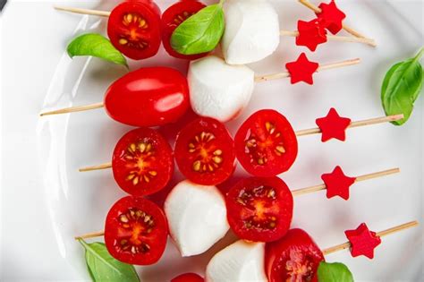 Canapés De Caprese Mozzarella Y Tomate Ensalada De Aperitivo En Una
