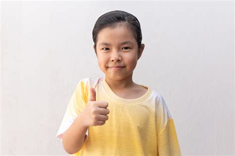 아시아 여자 만들기 엄지 손가락 올라 서명 과 미소 유쾌 하 게 감정에 대한 스톡 사진 및 기타 이미지 감정 건강관리와