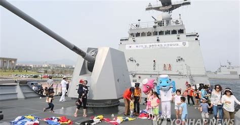 해군 제주기지서 이지스 구축함 등 민간에 공개