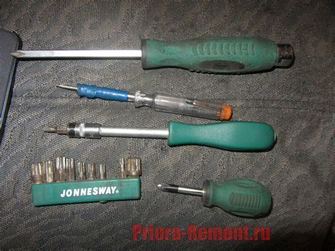 Как снять обшивку потолка