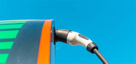 전기 자동차의 전원 코드를 닫습니다 그린 스테이션 전기차 배터리 충전을 위한 전원 공급 장치 선택적 초점 배너 광고 공간을 복사합니다 0명에 대한 스톡 사진 및 기타 이미지