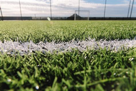 미니 축구장 라인 배경 축구 피치 잔디 축구 경기장 지상보기 지상의 근접 촬영 프리미엄 사진