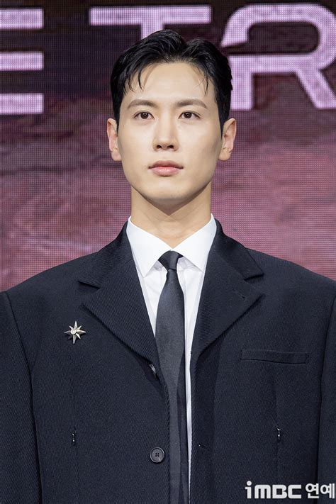 포토 조이건 조각상 비주얼