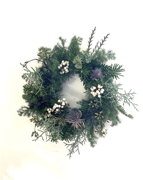 針葉樹のクリスマスリース Iichi 日々の暮らしを心地よくするハンドメイドやアンティークのマーケットプレイス
