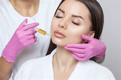 미용사 미용실에서 아름다운 여성의 얼굴에 Prp 치료를수행합니다 생체 외 혈액 플라스마에서 주입에 대 한 준비가 화장품 개념