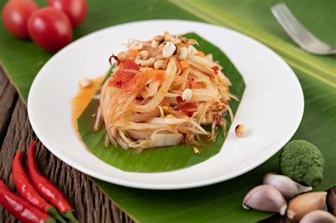 라임 토마토 가지 칠리 마늘 고추 샐러드 땅콩과 바나나 잎에 흰색 접시에 태국 파파야 샐러드 N 가지 채소에 대한 스톡 사진 및