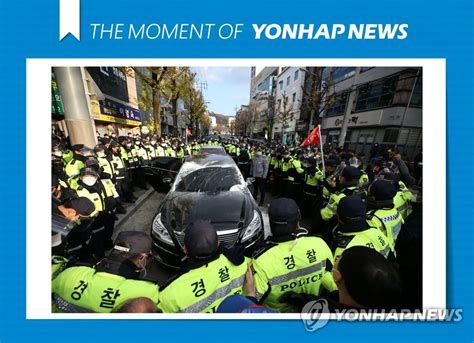 모멘트 사죄 없이 떠난 전두환 분노한 5·18단체 회원 연합뉴스