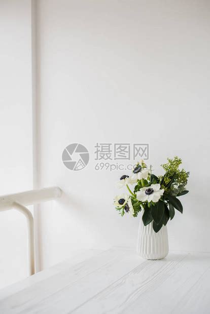 白色室内花岗桌边的花瓶里花高清图片下载 正版图片502809644 摄图网