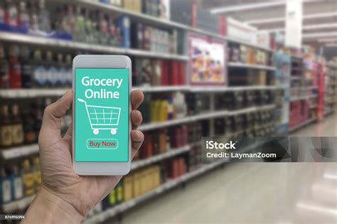 흐리게 슈퍼마켓과 쇼핑몰 내부 배경에서 소매 상점 사용 스마트폰 화면에 온라인 식료품을 넘겨 개념에 대한 스톡 사진 및 기타 이미지 Istock