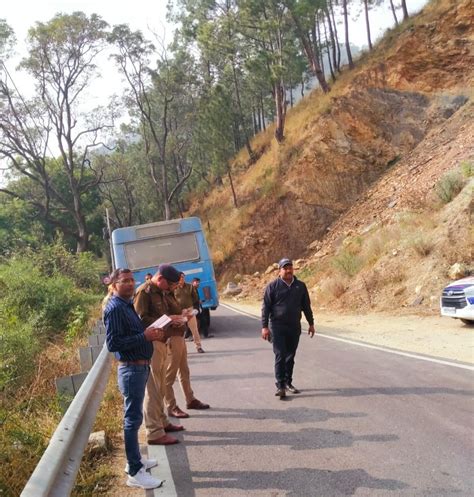 Almora ओवरलोड वाहनों पर पुलिस का एक्शन ओवरलोडिंग मिलने पर डीएल किए