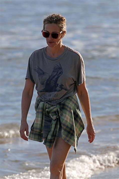 Julia Roberts Out On The Beach In Hawaii 12012020 Hawtcelebs