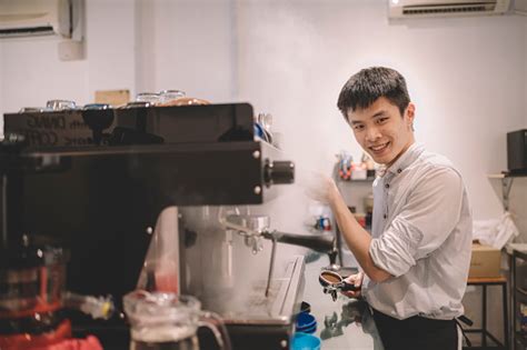 기계에서 커피 한 잔을 만드는 아시아 중국 남성 바리스타 긍정적인 감정 표현에 대한 스톡 사진 및 기타 이미지 긍정적인 감정