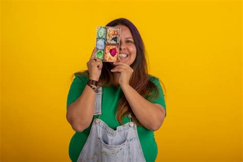 Mulher Plus Size Em Roupas Elegantes Em Fotos De Estúdio Com Expressões