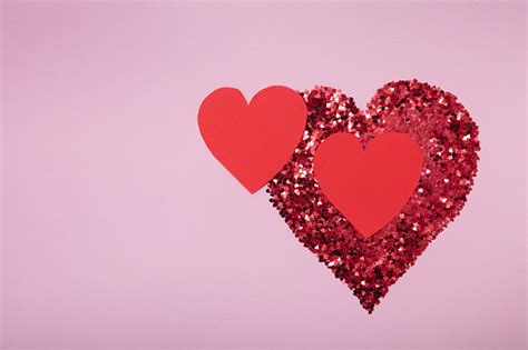 분홍색 배경에 빨간 반짝이와 두 개의 종이 수제 하트로 만든 하트 모양 사랑 개념 공휴일에 대한 스톡 사진 및 기타 이미지 공휴일 그라데이션 로맨스 Istock
