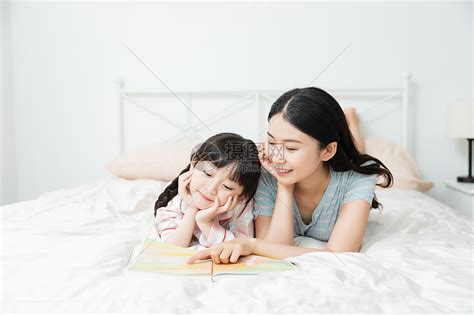 可爱母女阅读高清图片下载 正版图片501281269 摄图网