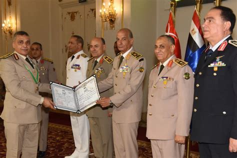 وزير الدفاع يكرم قادة القوات المسلحة المحالين للتقاعد موقع العاصمة