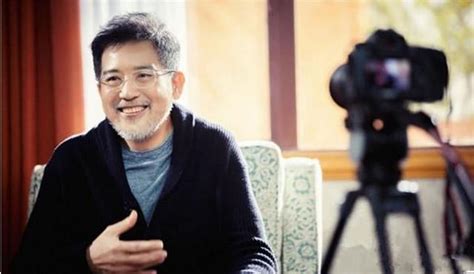 秦汉近照曝光，71岁还似31岁，网友：难怪林青霞会苦恋他18年！