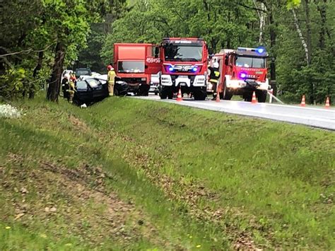 Wypadek w Widełce na trasie w kierunku Kolbuszowej Osobówka po zderzeniu wylądowała w rowie