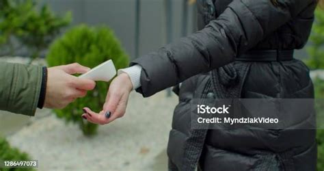 코로나바이러스용 Covid19 체온 측정 여성의 온도는 질병을 제어하기 위해 촬영됩니다 Covid 19에 대한 스톡 사진 및