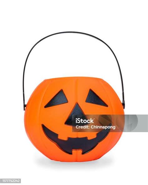 할로윈 호박 양동이 는 할로윈 날 휴일 파티에 잭 Olantern 바구니 트릭 또는 치료에서 사탕을 수집 하는 아이 대 한 흰색