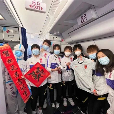 中国女足回家！队长一句话亮了中国女足凯旋回国欢迎中国女足回家新华社