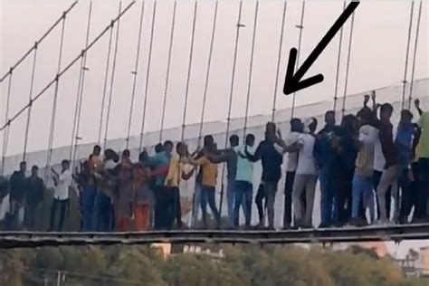 Morbi Bridge Collapse मोरबी झुलता पूल पडण्यापूर्वीचा धक्कादायक