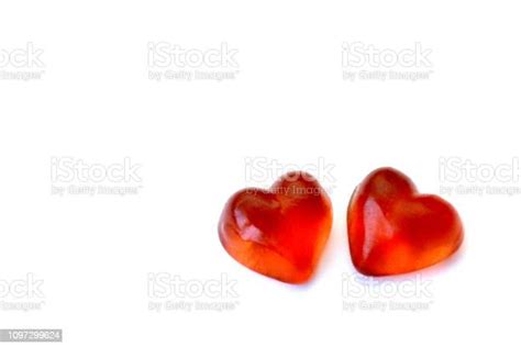2 복사 공간 흰색 바탕에 빨간 하트의 형태로 사탕 젤리 사랑과 발렌타인의 개념 0명에 대한 스톡 사진 및 기타 이미지 0명