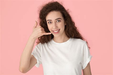 웃는 여자 보여주는 전화 나 제스처 와 손가락 스튜디오 샷 개선에 대한 스톡 사진 및 기타 이미지 개선 고객 고객 서비스