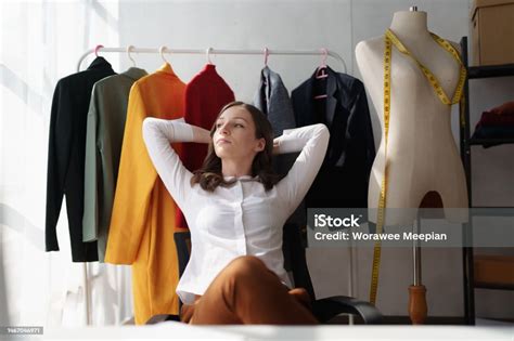 디자인 스튜디오 인테리어에서 일하는 아름다운 젊은 전문 스타일리스트 패션 디자이너 컨셉 20 29세에 대한 스톡 사진 및 기타
