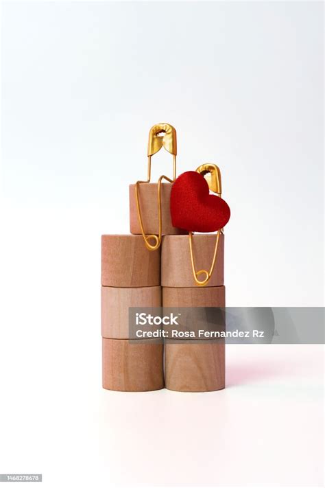 하트 모양의 Woden 블록에 앉아 사랑에 빠진 커플을 나타내는 두 개의 안전 핀 사랑의 개념 0명에 대한 스톡 사진 및 기타 이미지 Istock