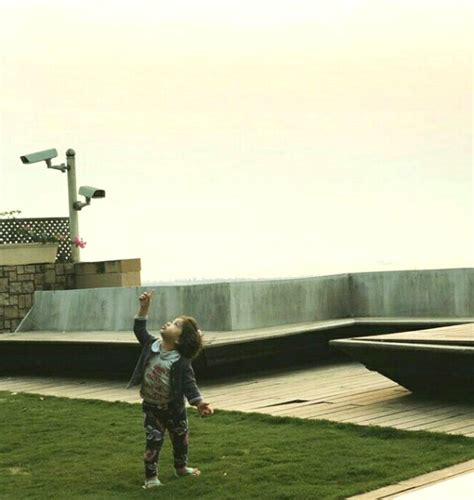 Aww Shahid Kapoors Daughter Misha Kapoor Tries To Reach For The Sky