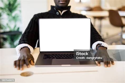 사무실에 테이블에 앉아 노트북 빈 화면과 젊은 아프리카 남자의 클로드 경제에 대한 스톡 사진 및 기타 이미지 경제 금융